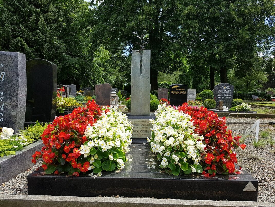 Friedhofsbepflanzung Im Sommer